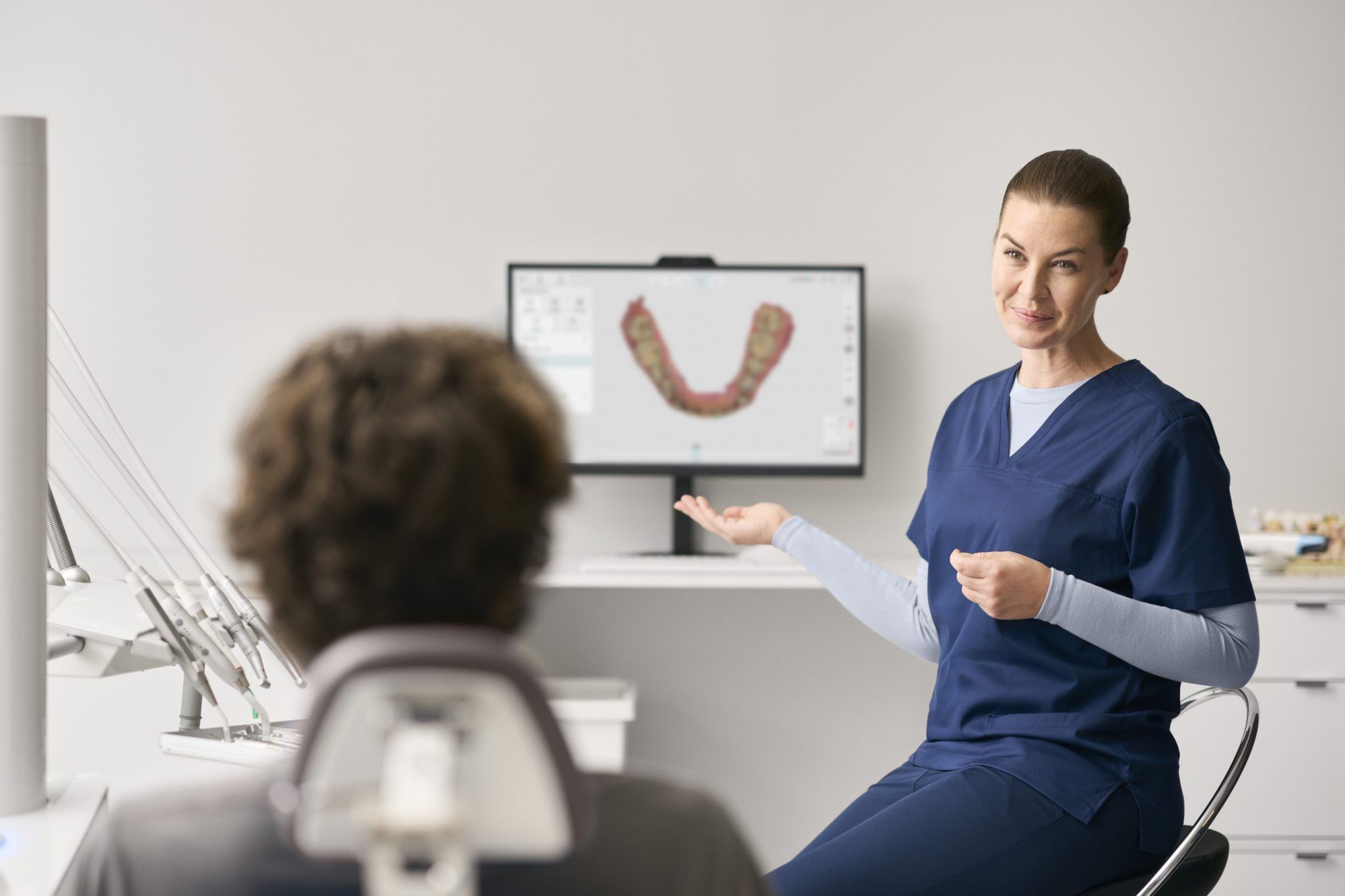 TRIOS 6_Lifetyle Photos_TRIOS Dx_Female dentist male patient computer ...